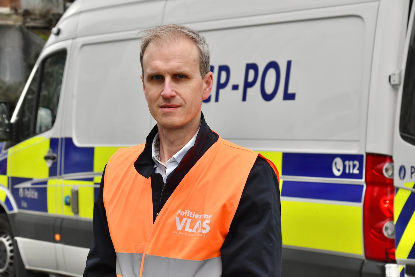 Dieven stelen wagen van 100.000 euro en rammen er dan politiecombi mee ...