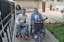 KIJK Burgemeester trekt in rolstoel door Diksmuide en valt bijna aan ...