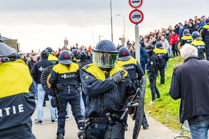 Nederlandse politie grijpt in bij zwarte piet-protest in Zeeuwse ...