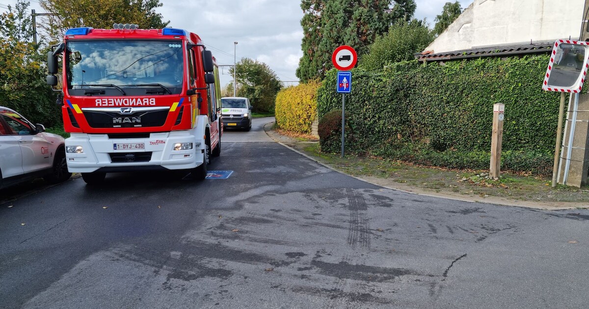 Bestuurder rijdt ‘s nachts tegen bijgebouw van woning en vlucht weg ...