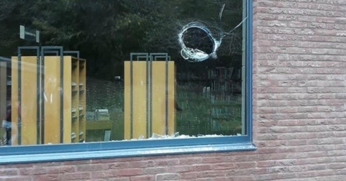 Vandalisme in bibliotheek Lochristi: ruit deels gebarsten, dader ...
