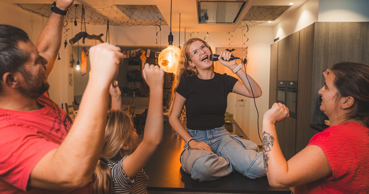 Haar ouders zijn doof, maar Delphine (12) schittert in musicals: “Ik ...