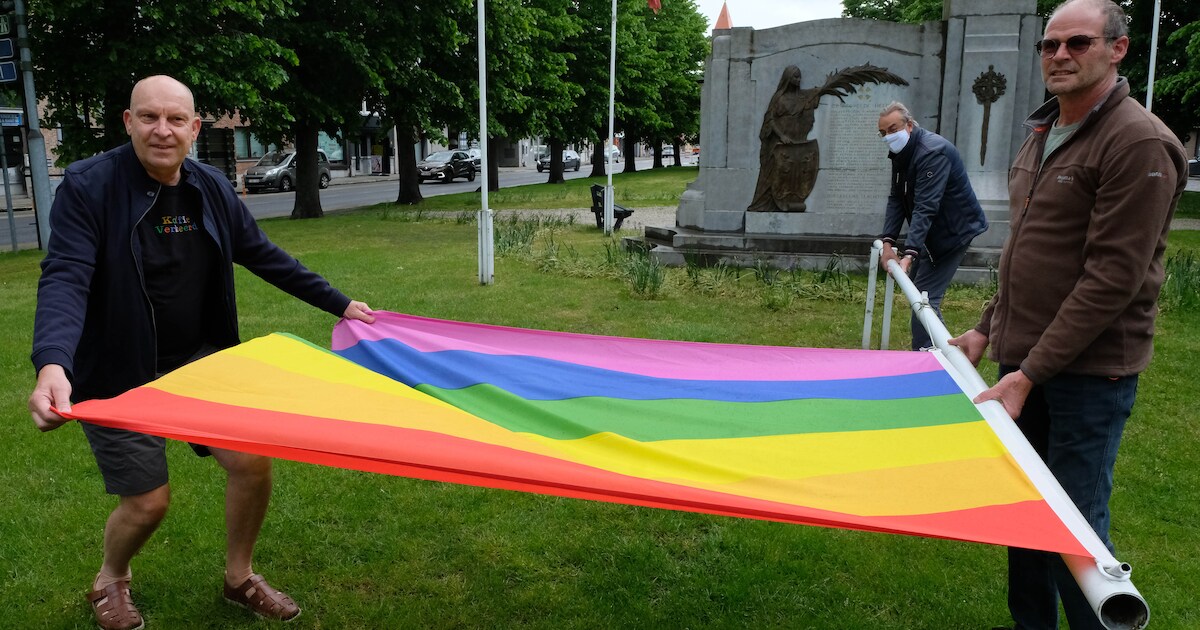 Wim en Willy uit ‘Don’t Worry Be Happy’ hijsen regenboogvlag in Berlaar ...