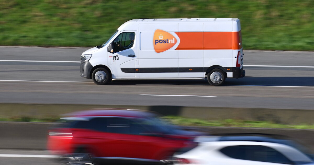 Politie onderschept bij controle met douane illegale postpakketten bij ...