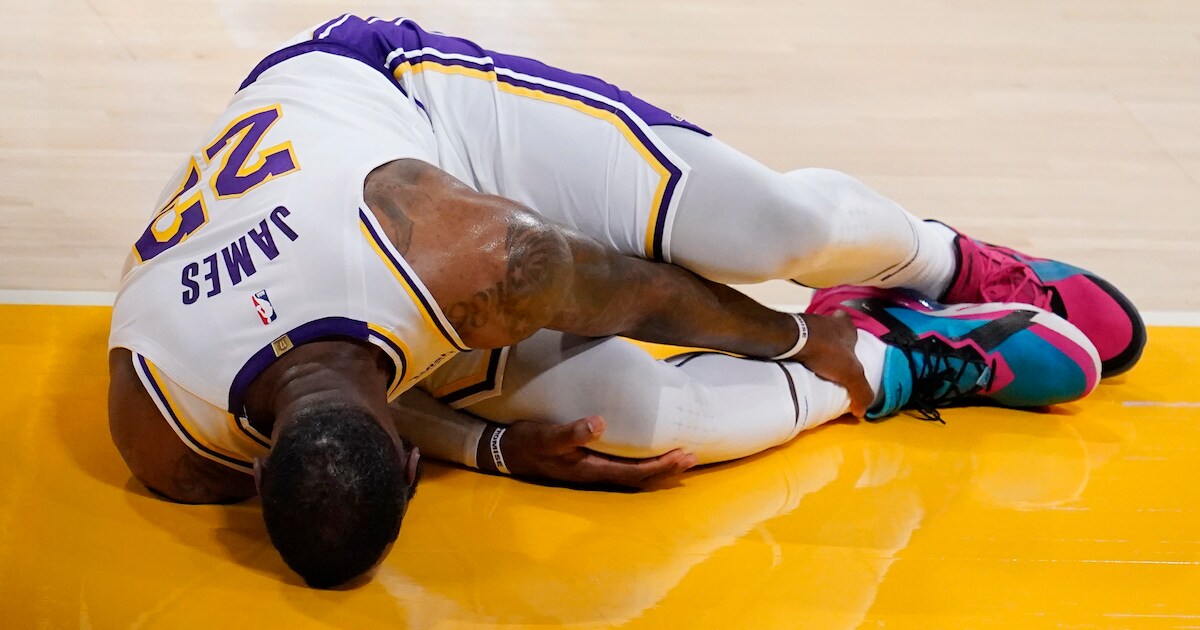 Lakers-ster LeBron James loopt enkelblessure op, maar scoort eerst nog ...