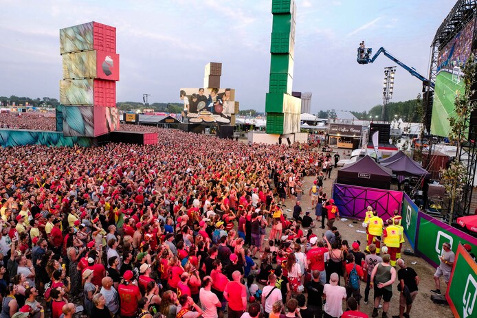 Rock Werchter zendt wedstrijd Rode Duivels uit tijdens Burendrink op festivalweide | Rotselaar ...