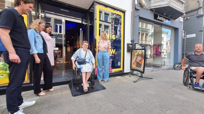 55 winkels krijgen al gratis hellend vlak: “Als rolstoelgebruiker wordt ...