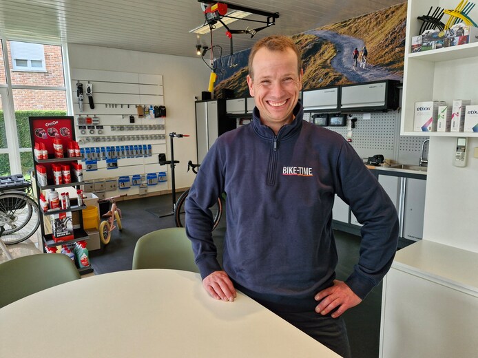 NET OPEN. Stijn (38) runt eigen fietswinkel in Oostnieuwkerke: “Was altijd een stille droom van ...