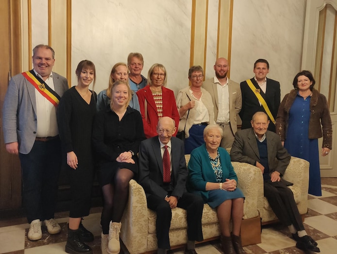 Firmin en Cecile blazen 60 kaarsjes uit op huwelijkstaart | Evergem ...