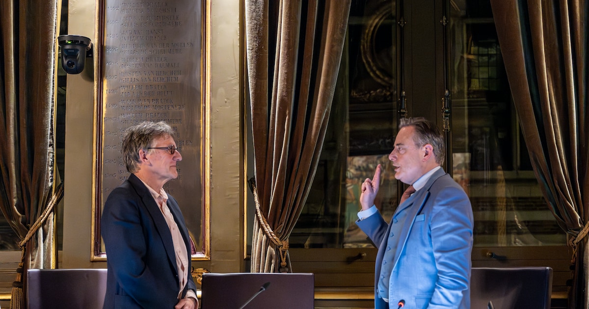 Burgemeester Bart De Wever legt eed af bij... Patrick Janssens: “De ...