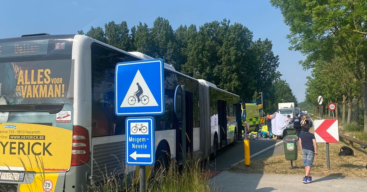 Twee meisjes (14) op de fiets aangereden door bus van De Lijn: “Ze ...