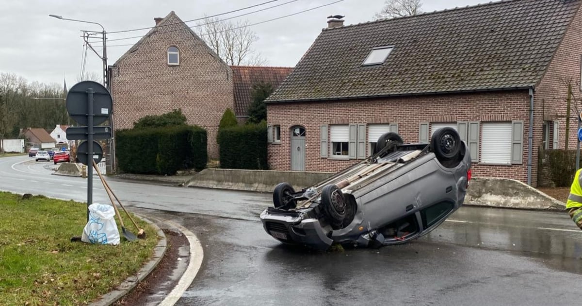 Wagen over de kop op Beerlegemsebaan | Zwalm | HLN.be