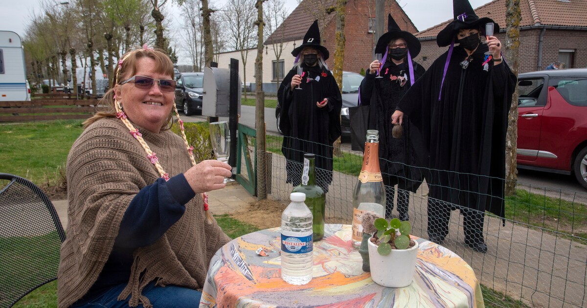 Heksen en buren wensen elkaar zalig paasfeest | Laarne | HLN.be