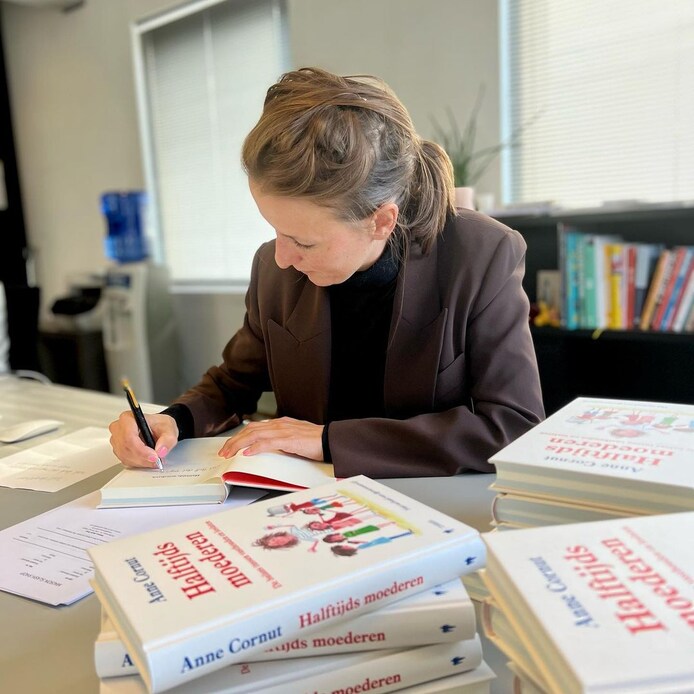 ‘Mama van vijf’ Anne Cornut zet haar eerste ‘boekbaby’ op de wereld ...