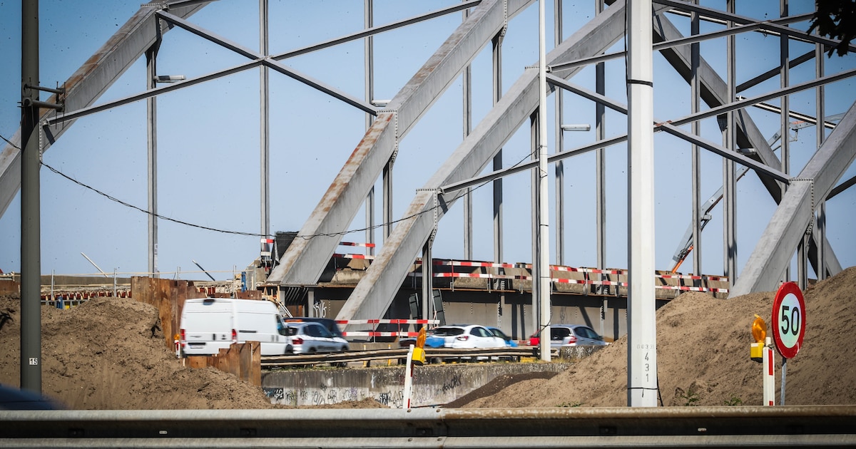 Nieuwe verkeerslichten op kruispunt Hasseltse Grote Ring met Kempische Steenweg: nachtelijke ...