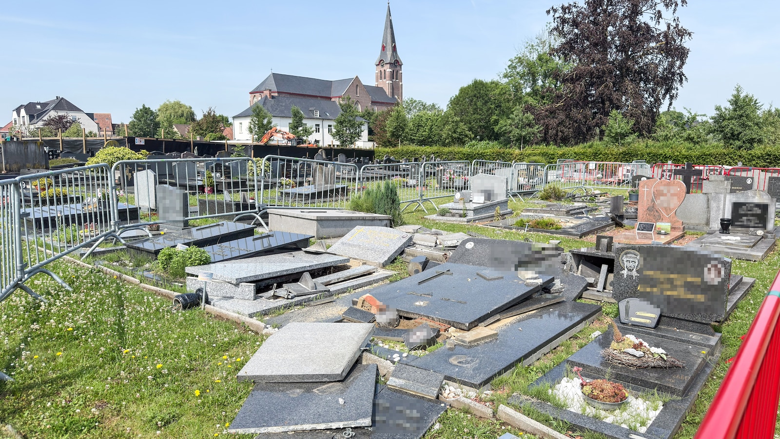 Oudere dame verliest controle over stuur en rijdt over vijftien graven ...