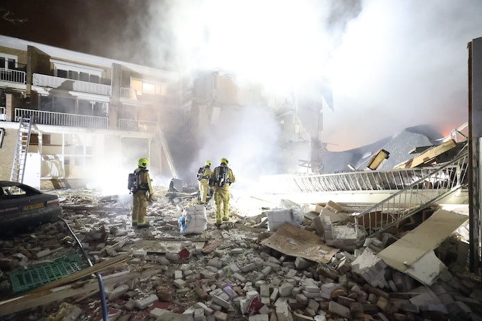Enorme explosies verwoesten flatgebouw met drie verdiepingen in Den ...