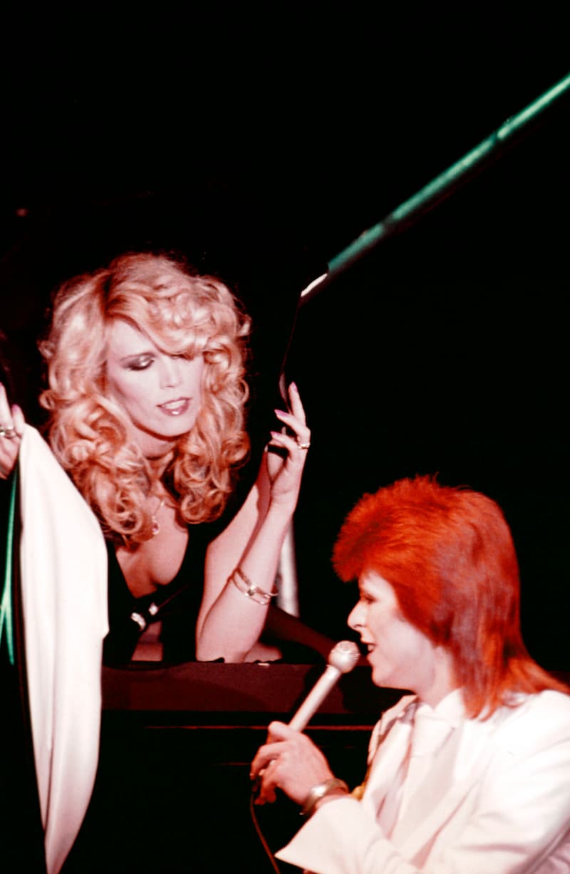 “Ik heb niks meer”: wie is Amanda Lear (84), de ex van David Bowie en ...