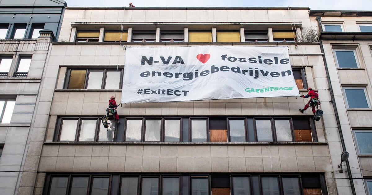 Greenpeace ontplooit groot spandoek aan hoofdkwartier N-VA: “De partij ...