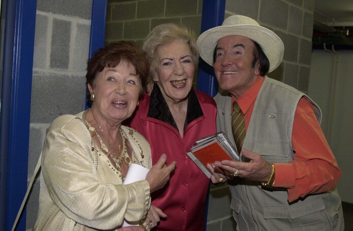 Actrice Alice Toen blaast 100 kaarsjes uit: “Ik heb een tijd en een ...