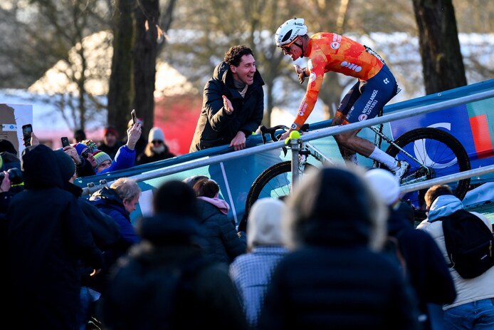 Het horloge van meer dan 300.000 euro waar Mathieu van der Poel mee door de modder op het WK ...