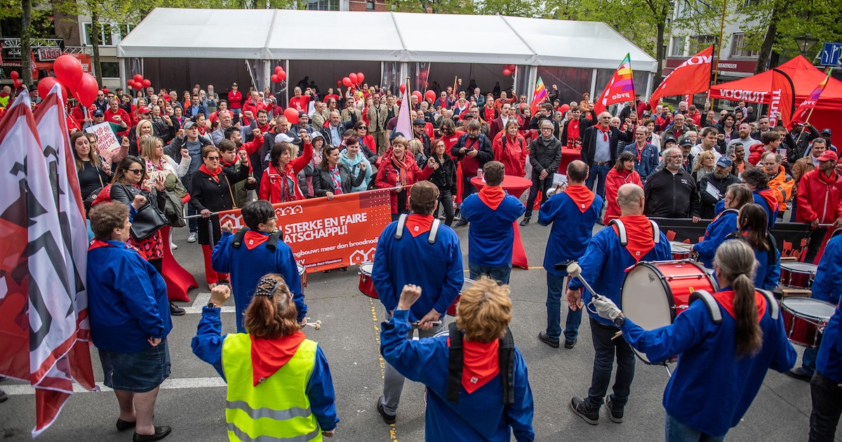 Socialisten vieren Dag van de Arbeid op de Houtmarkt met speeches, een ...