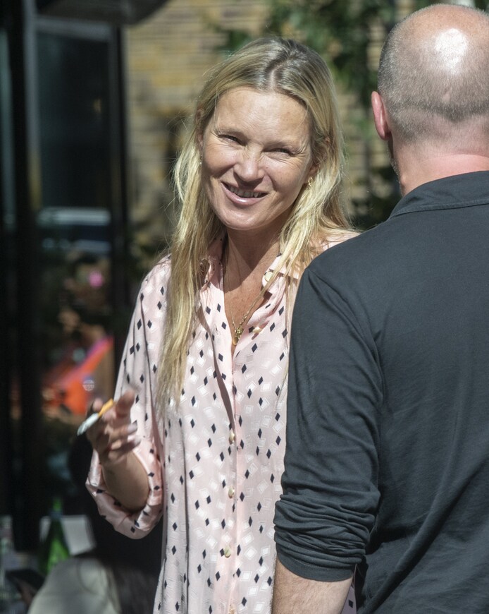 Onherkenbare Kate Moss gespot met sigaret in de hand nadat ze gestopt ...
