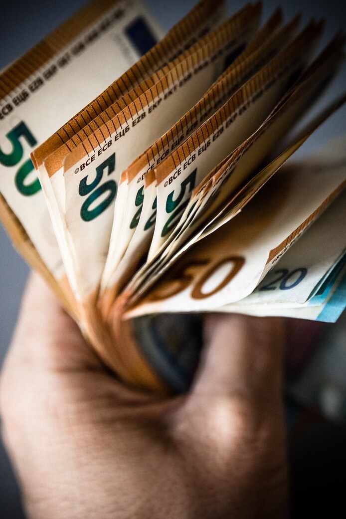 Poetshulp krijgt twee jaar met uitstel voor diefstal van 35.000 euro ...