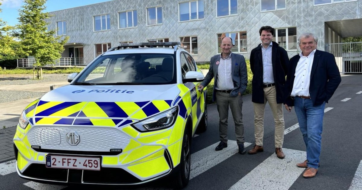 Politie stelt trots eerste volledig elektrische politieauto voor ...
