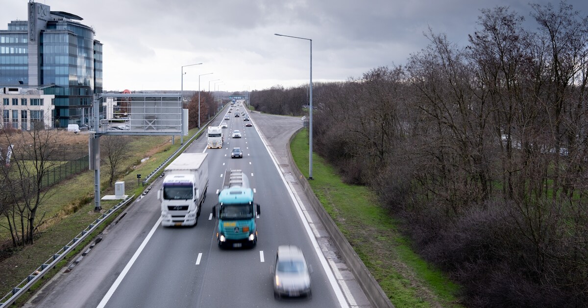 Half uur file op E19 richting Brussel vanaf Kontich: rijstrook versperd ...