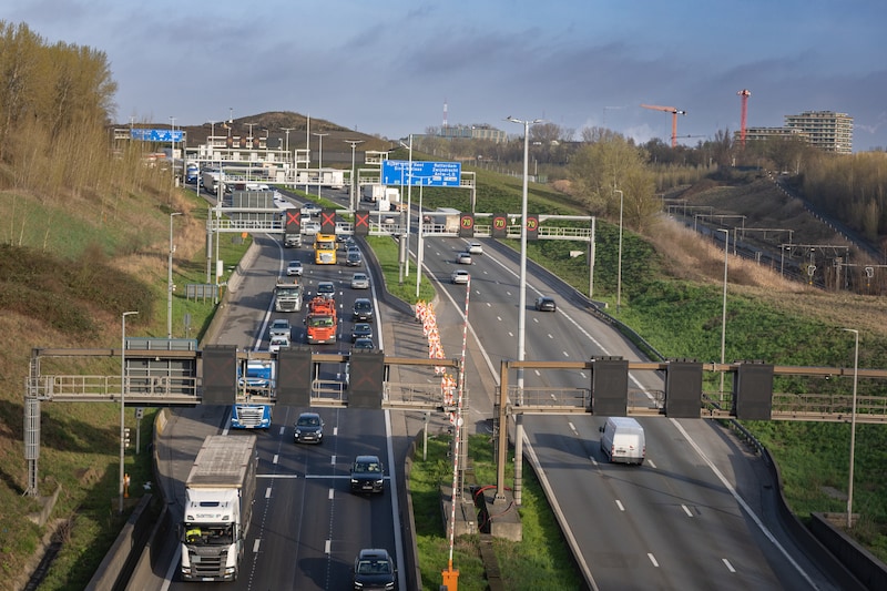 37 minuten file op de E34 naar Antwerpen vanaf Melsele door drukke ...