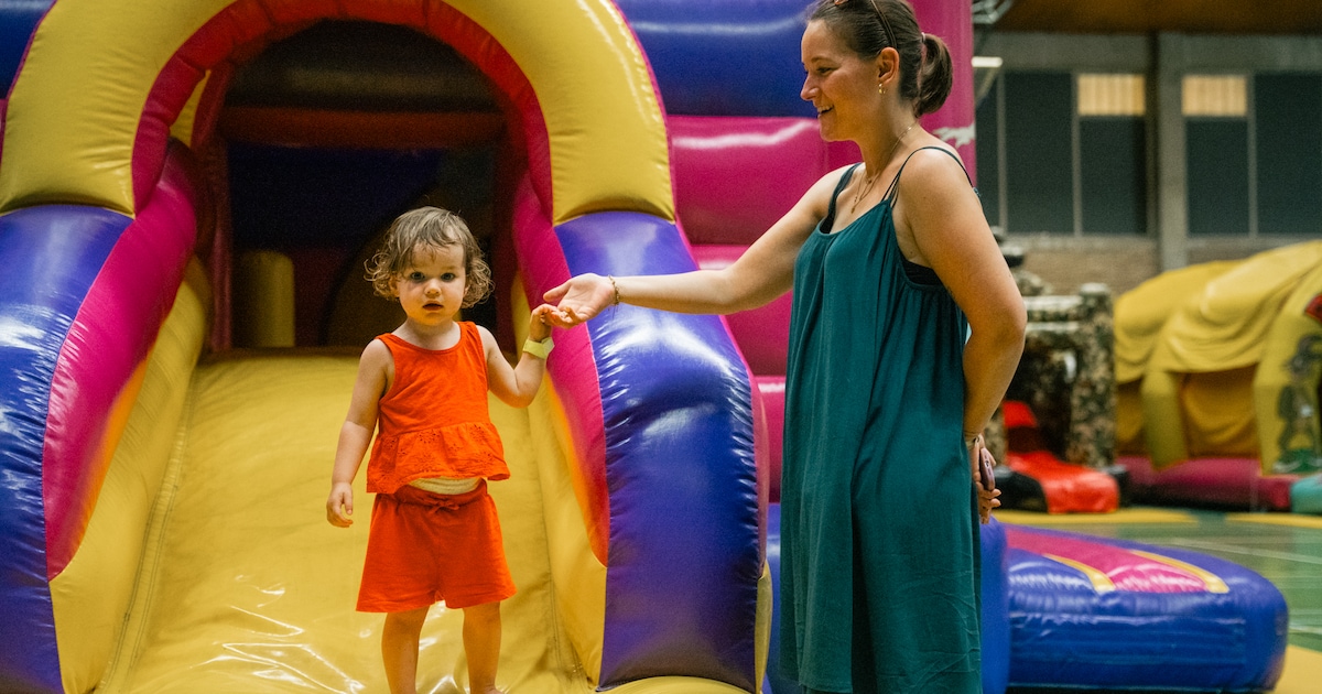 Kinderen leven zich uit op springkastelenfestival in sporthal ...