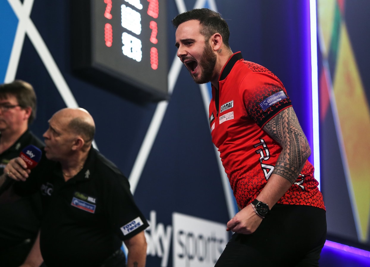 Van Gerwen kruipt door het oog van de naald: Cullen tekent voor record ...
