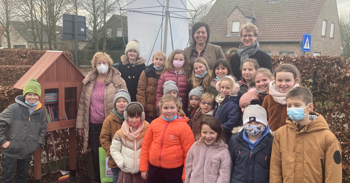School Sint-Elooi opent minibib op speelplaats | Wingene | HLN.be