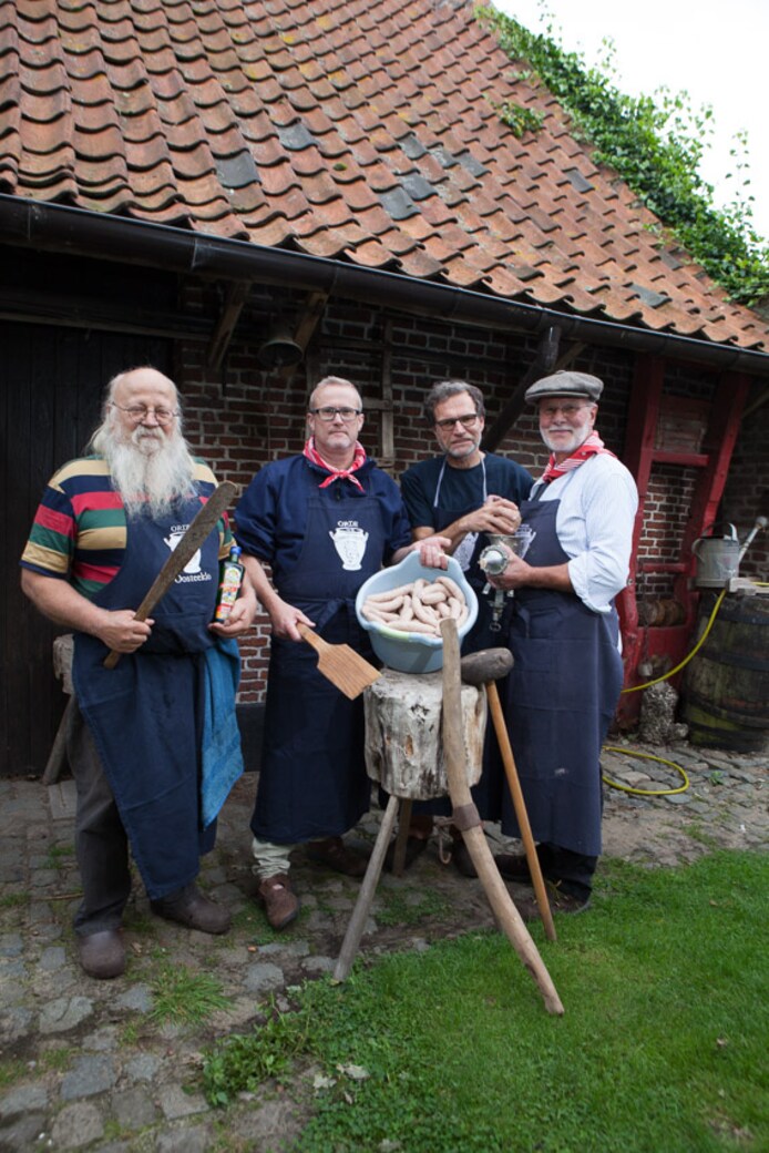 ‘Orde van de Smoutpot’ slacht varken om oorlog te herdenken | Assenede ...