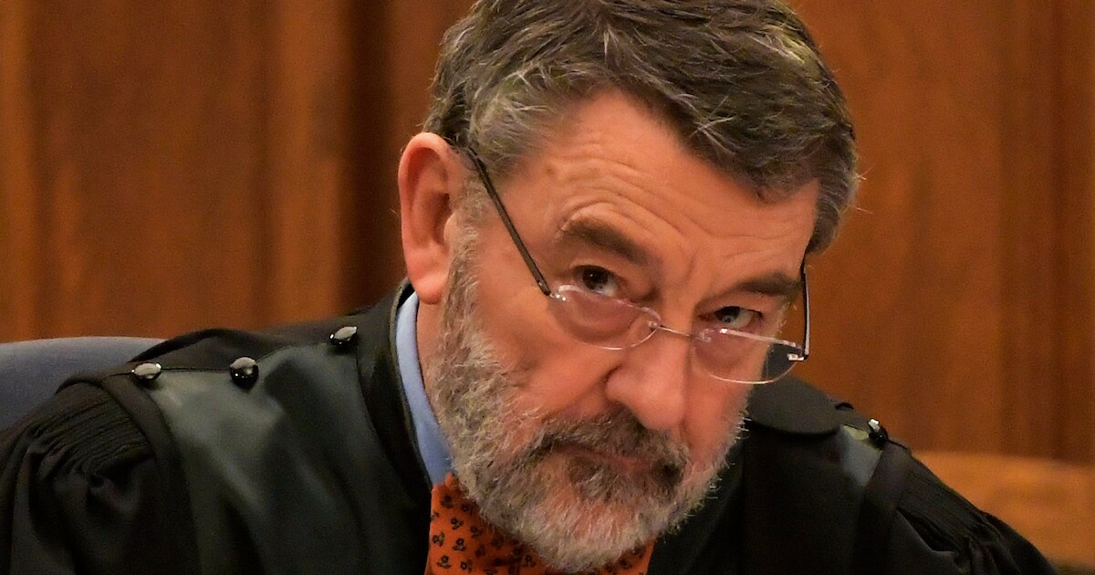 Ex-rechtbankvoorzitter Hennart (67) sluit politieke carrière niet uit ...