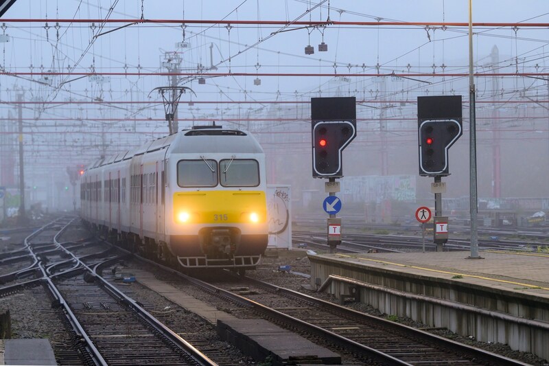 50-tal passagiers zit urenlang vast op defecte trein tussen Berchem en ...