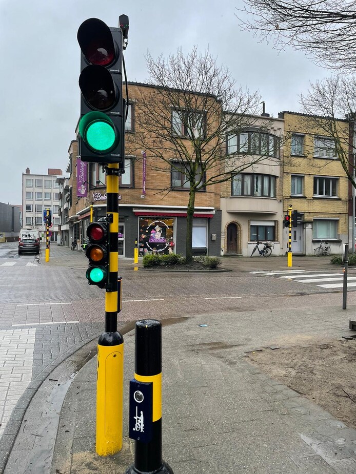 Slimme verkeerslichten aan kruispunt Middelares in werking getreden | Turnhout | hln.be