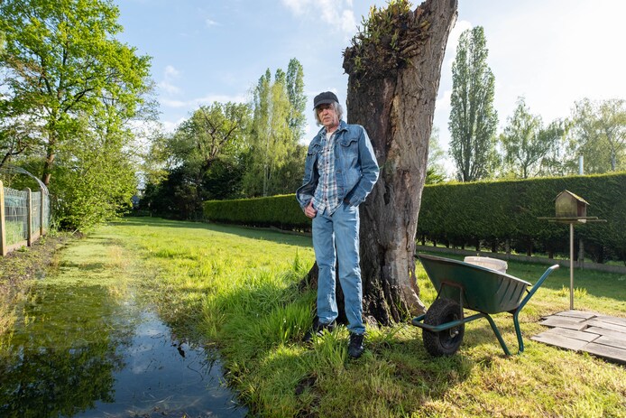 “Grasmachine zakt gewoon weg in de natte grond”: buren wijzen naar stad ...