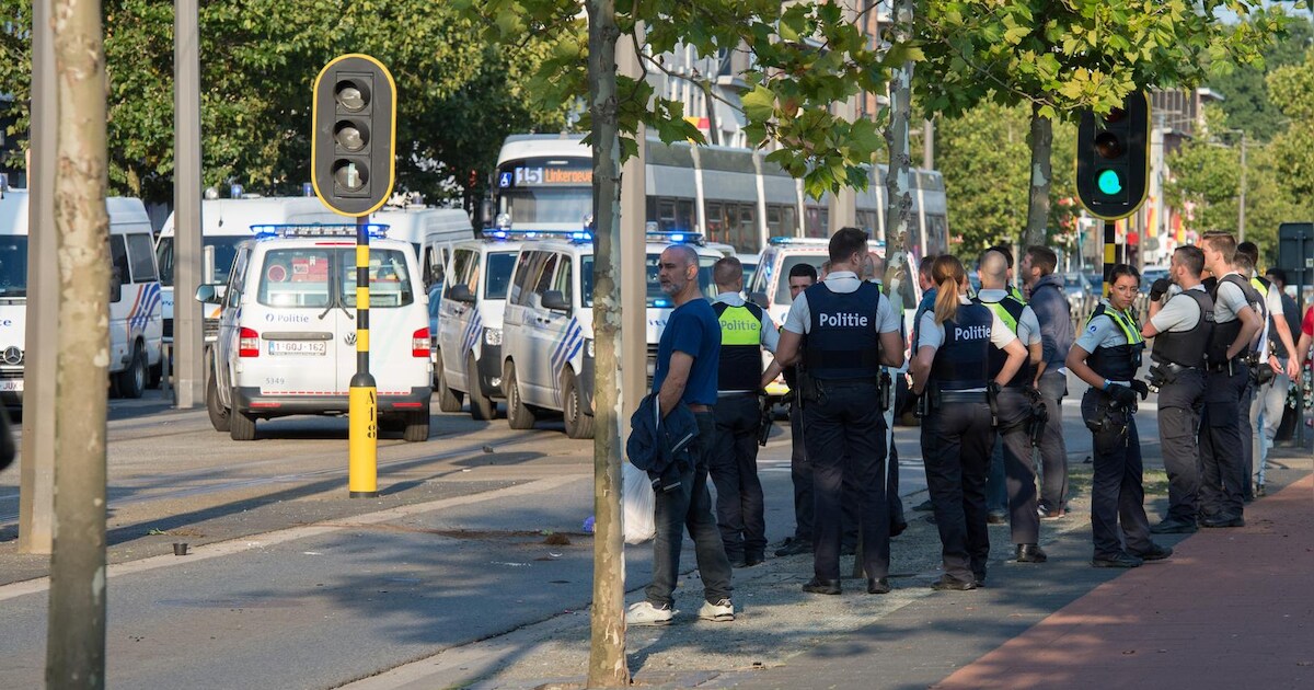 Antwerp-hooligans die supportersbussen Beerschot aanvielen staan ...