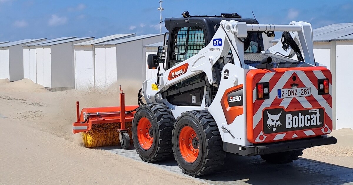 Deze machine maakt de Zeedijk en Planché zandvrij | De Panne | HLN.be