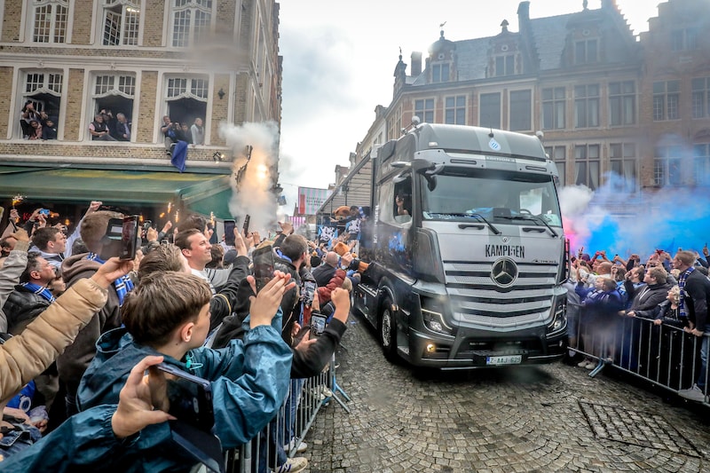 HERBELEEF. Kampioenenviering Club Brugge: coach Nicky Hayen werd luid ...