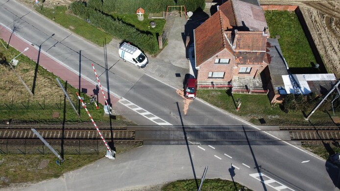 Patrick (70) ziet trein op wagen inrijden in Zillebeke: “De lichten ...