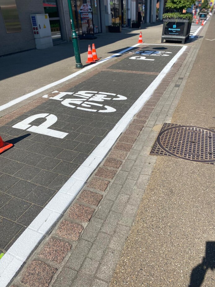 Bergstraat heeft nieuwe markeringen: “Extra parking, fietssuggestiestrook en verbod op links ...