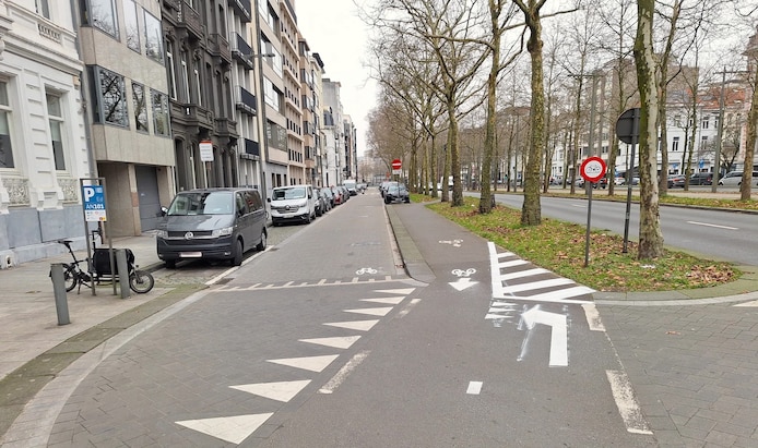Nieuwe wegmarkeringen op de Leien tegen gevaarlijk fiets- en stepgedrag ...