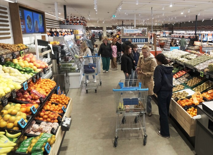 NET OPEN. Stevige start voor Albert Heijn, nog voor openingstijd stond ...