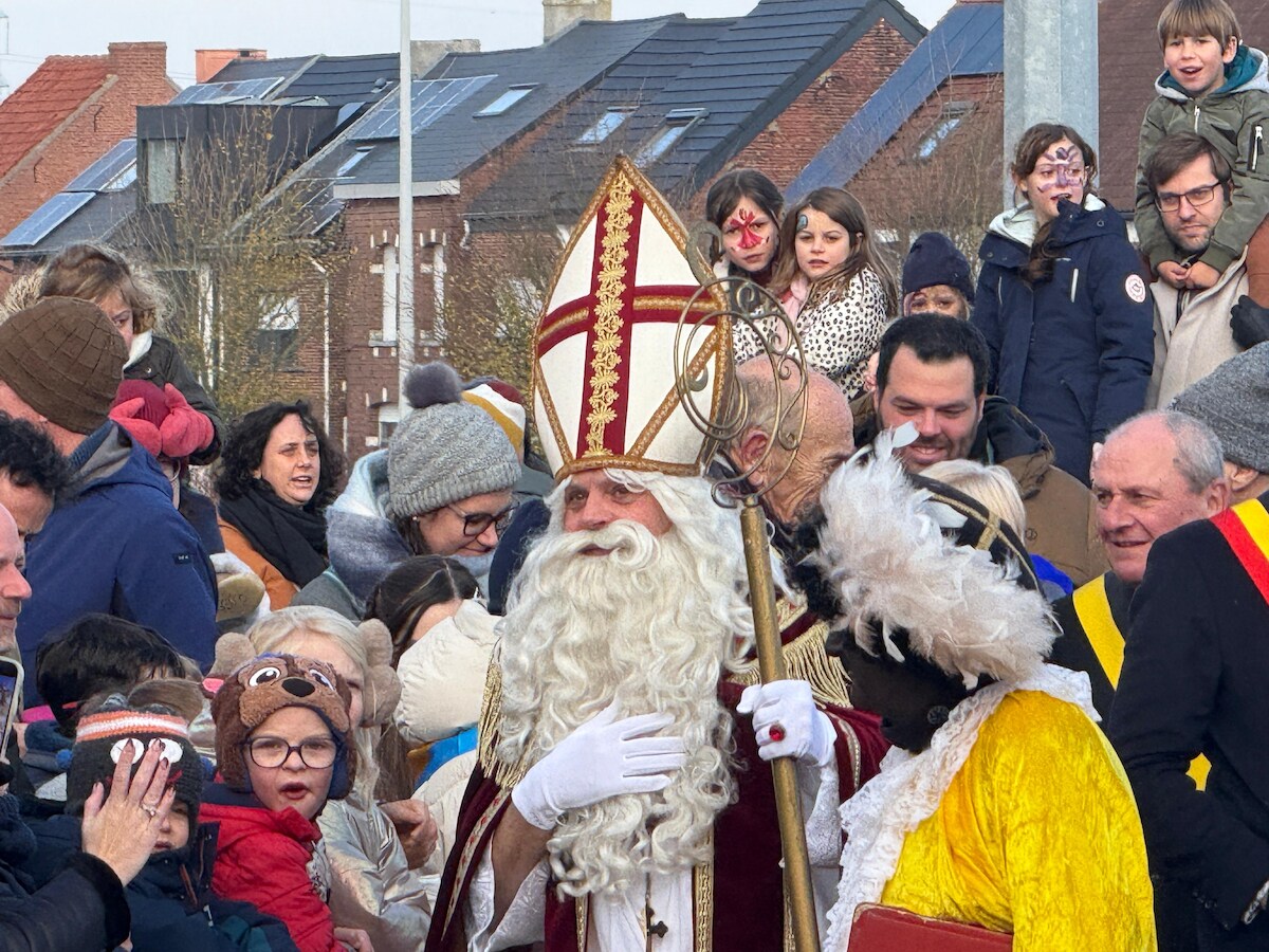 Aankomst met boot, stoet naar Marktplein en show: kinderen verwelkomen ...