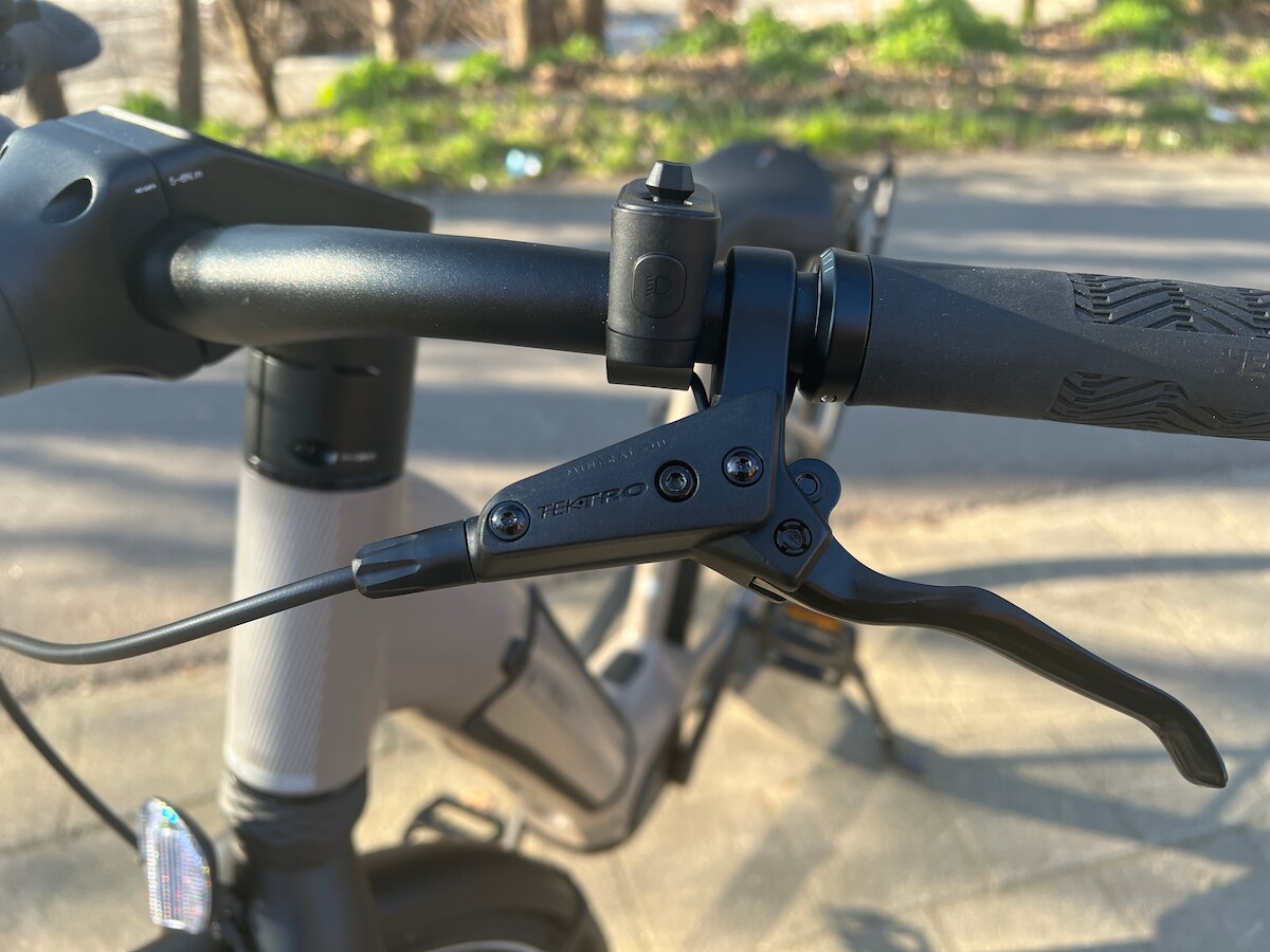 Onze fietsexpert rijdt met de eerste premium e-bike van Decathlon ...