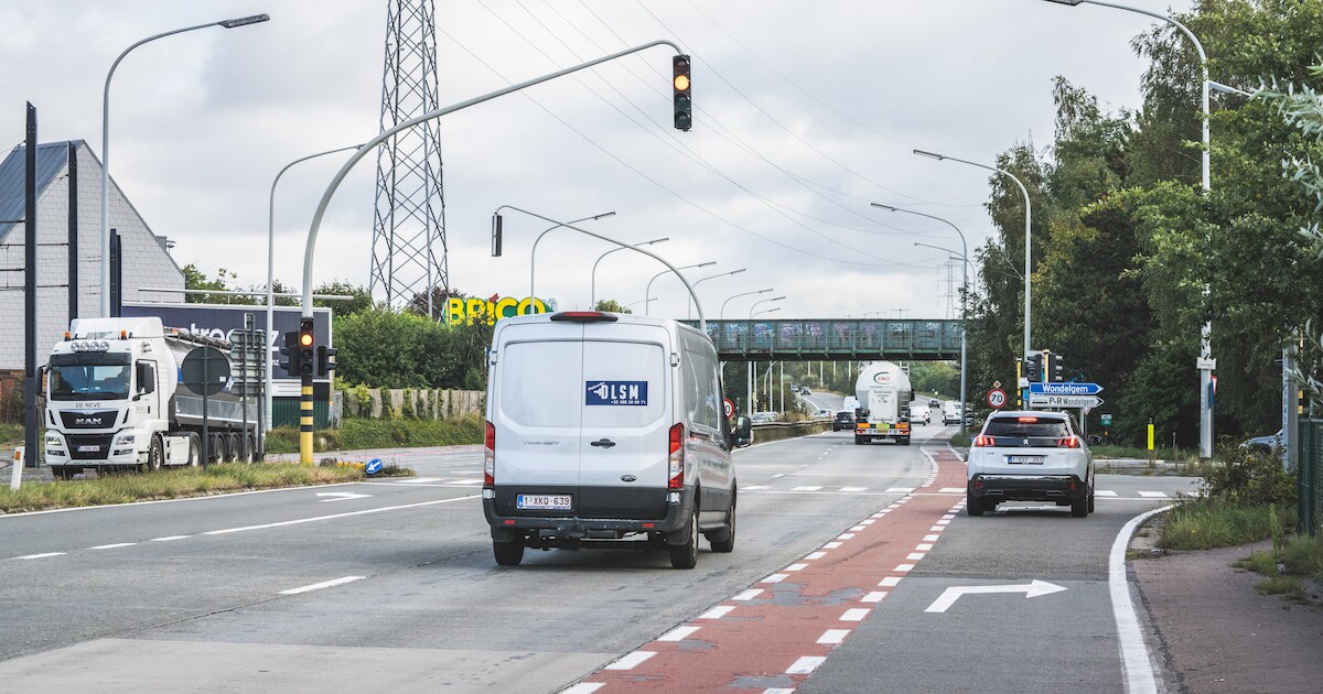 Vrachtwagen botst met twee wagens in Wondelgem: één gewonde en zware ...