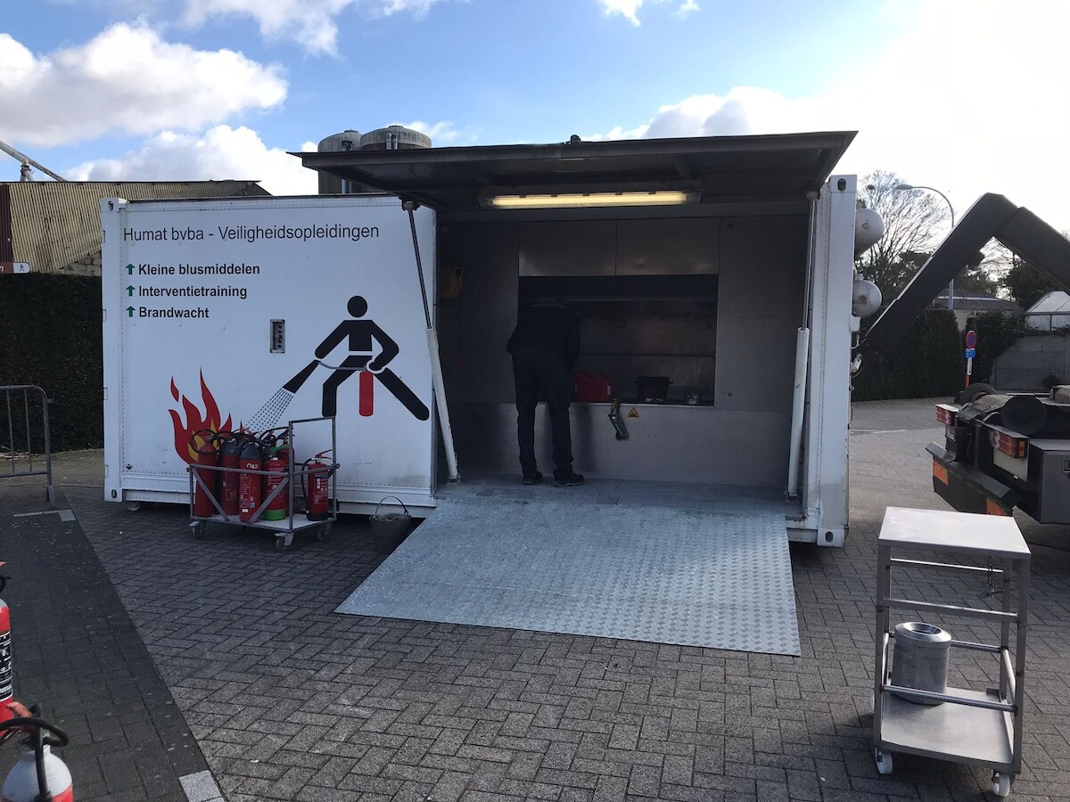 Leiders van jeugdverenigingen leren brandjes blussen | Foto | hln.be